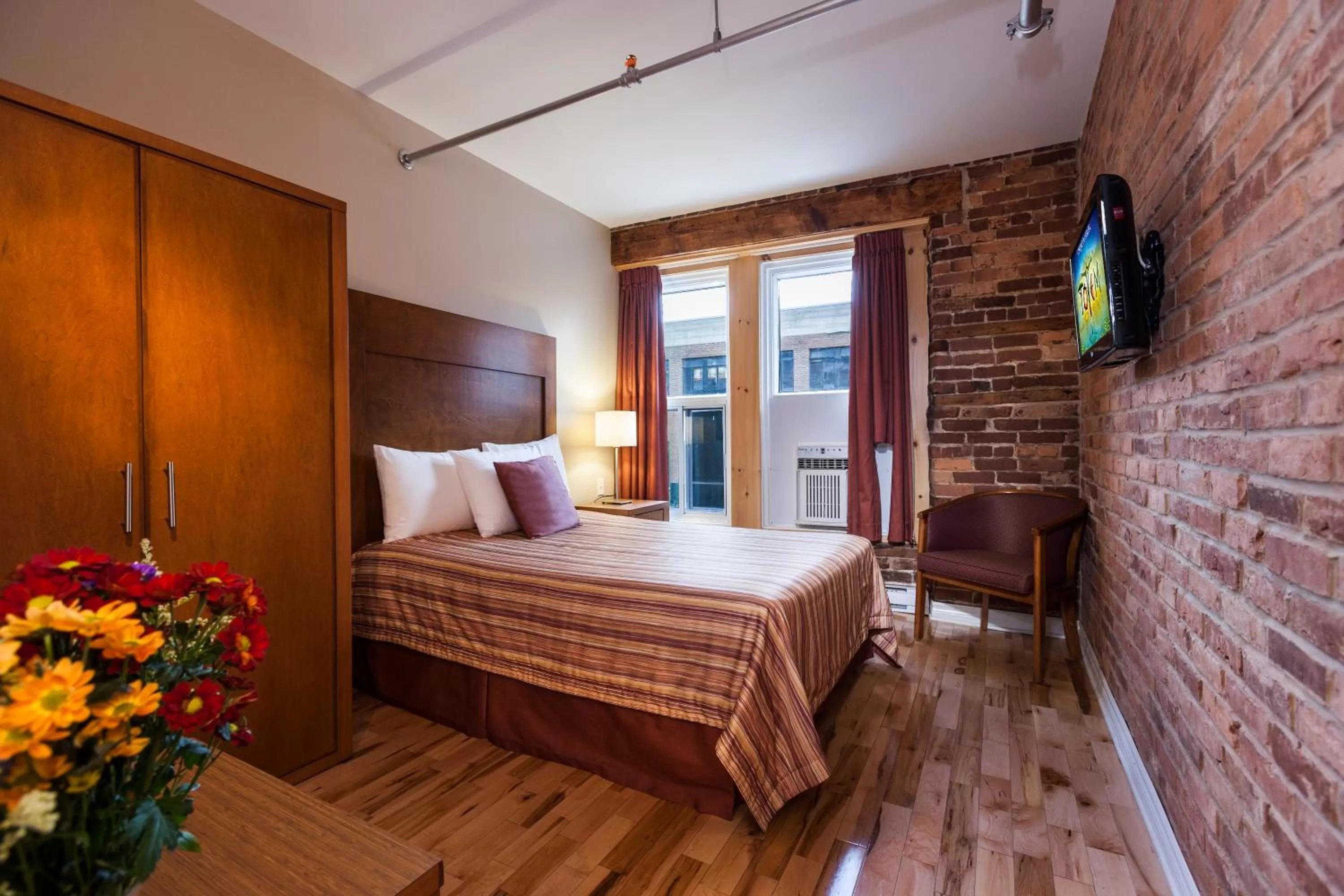 Hotel Abri du Voyageur, Montréal, Québec - from $47 - Travelated
