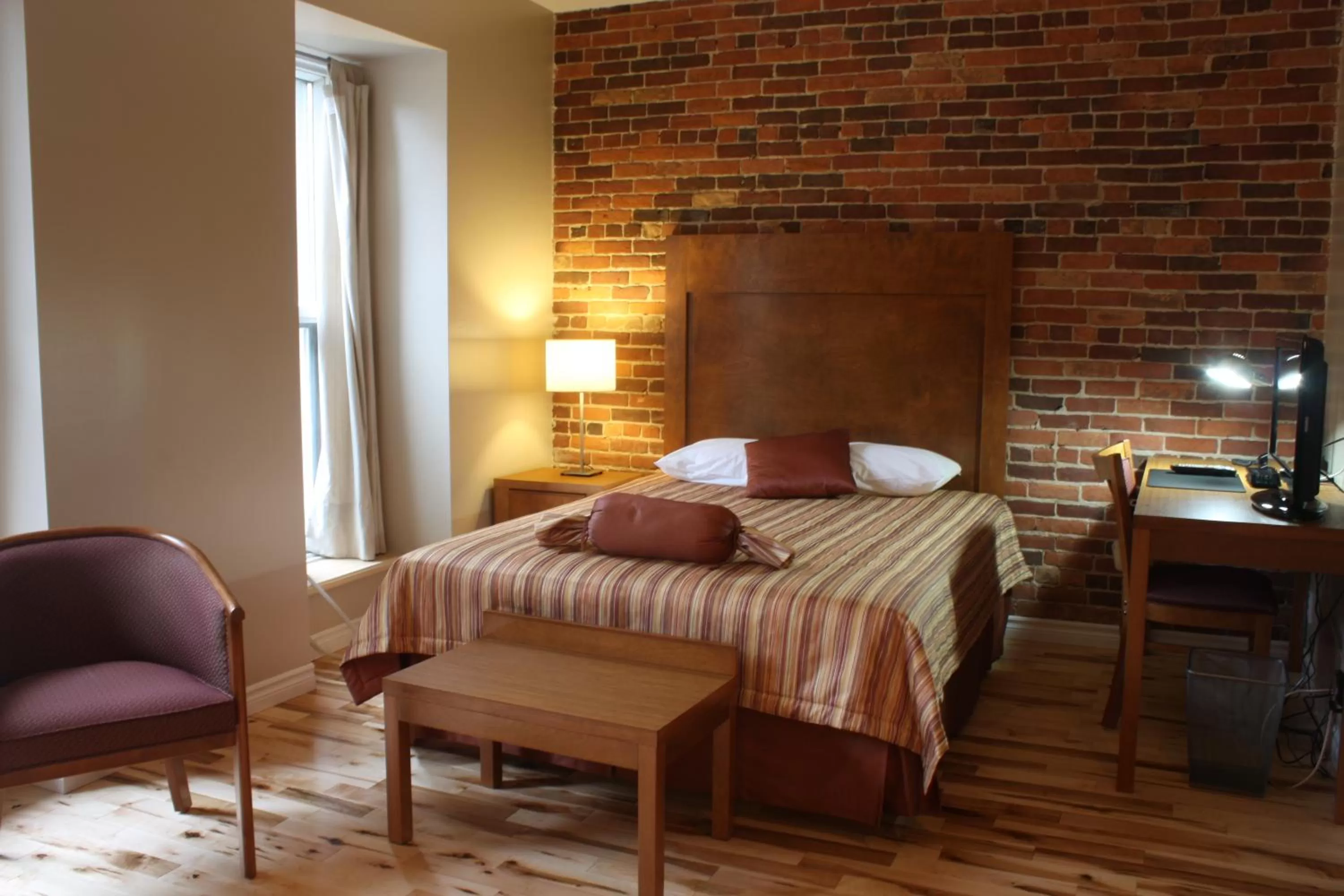 Hotel Abri du Voyageur, Montréal, Québec - from $47 - Travelated