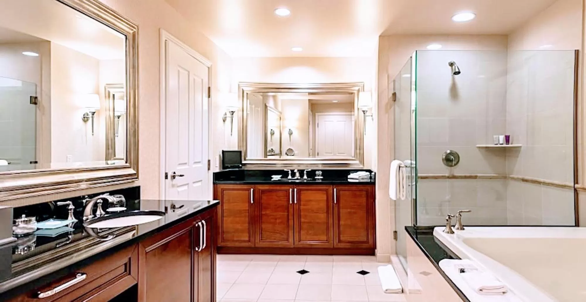 MGM Signature Strip view balcony full kitchen - 1 Br suite 2 full bath ...