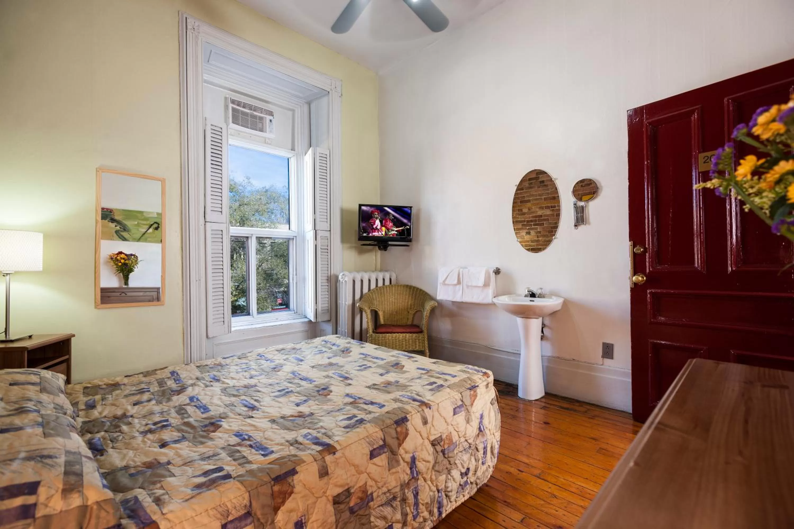 Hotel Abri du Voyageur, Montréal, Québec - from $47 - Travelated