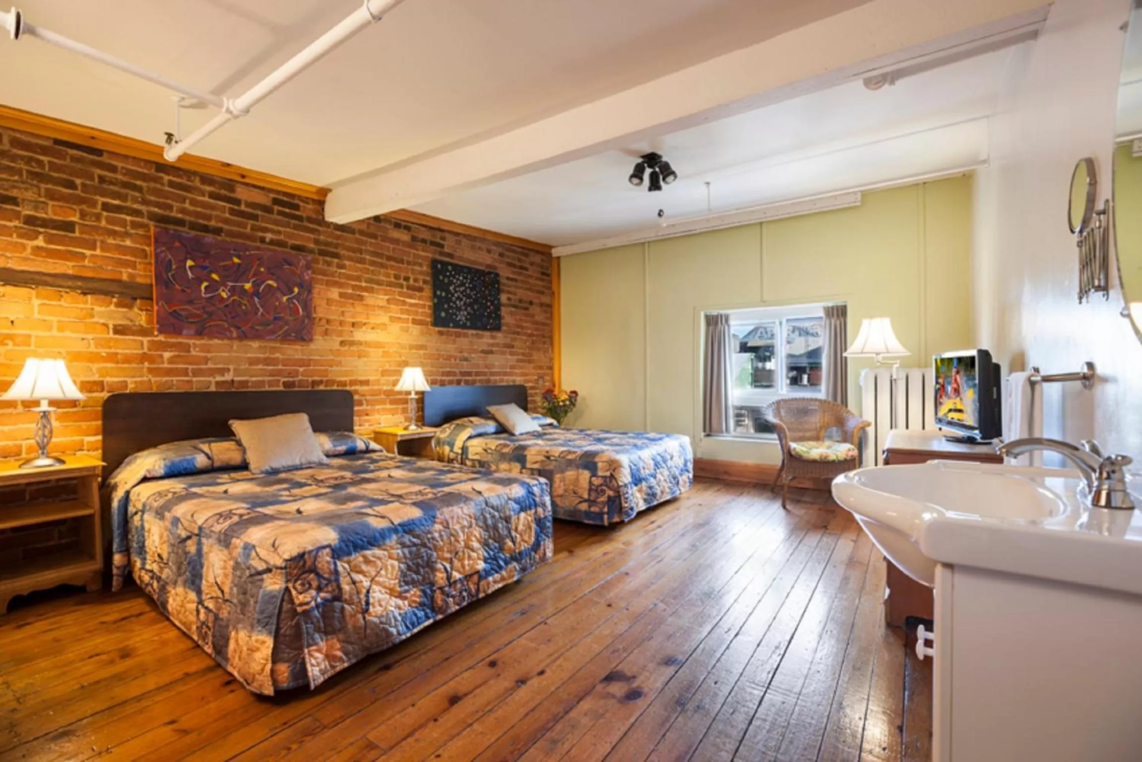 Hotel Abri du Voyageur, Montréal, Québec - from $47 - Travelated