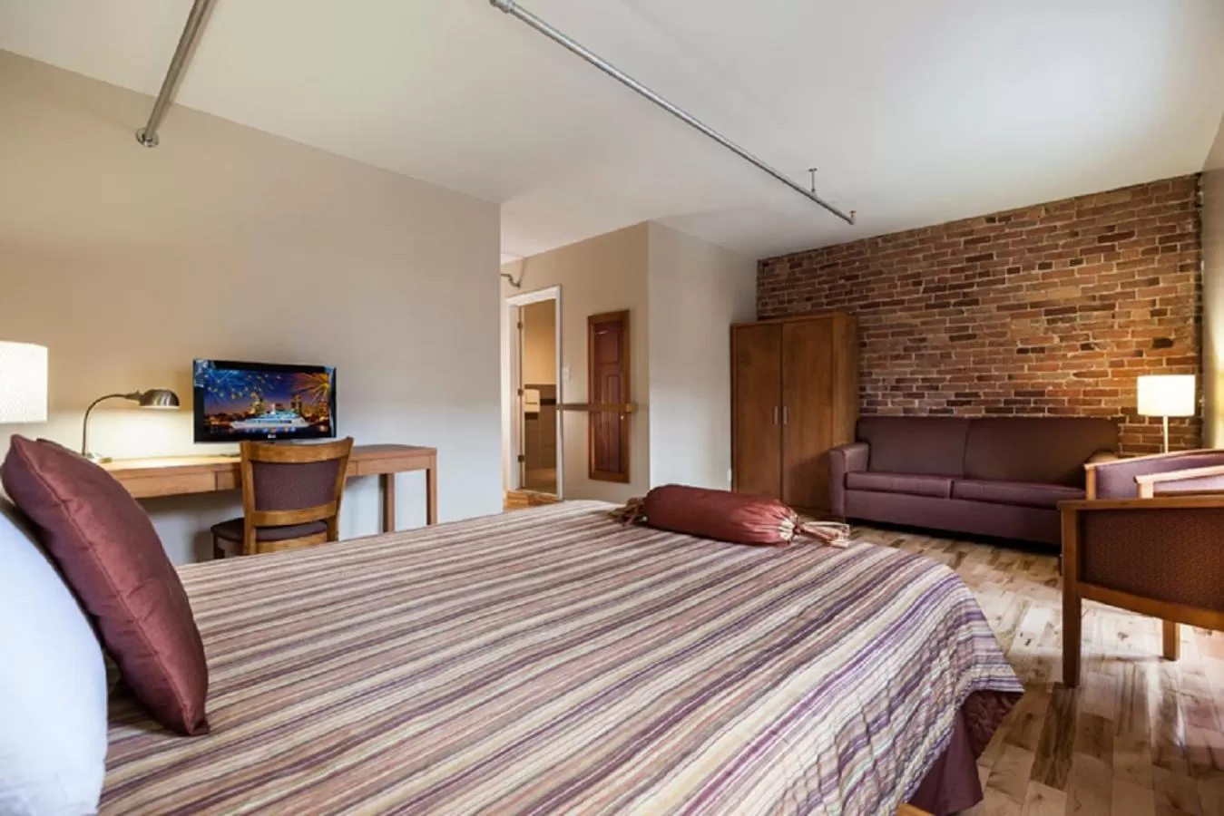 Hotel Abri du Voyageur, Montréal, Québec - from $47 - Travelated